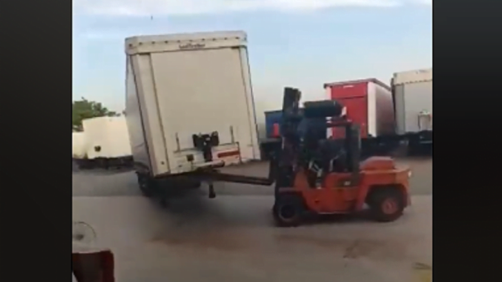 How a professional truck driver parks a 16m trailer intro a tiny ...