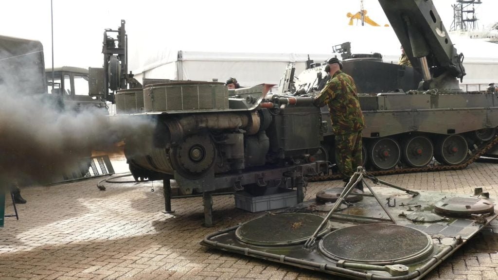 Starting a 1500HP Leopard tank engine – Canvids