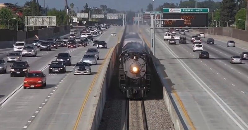 Steam Train in the middle of the Freeway – Santa Fe 3751 – Canvids