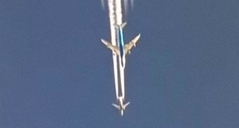 Pilot records moment when plane overtakes another plane – Canvids