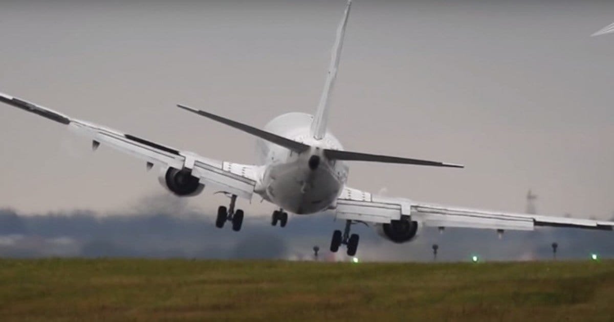 Boeing 737 hard touchdown the runway in a windy day – Canvids