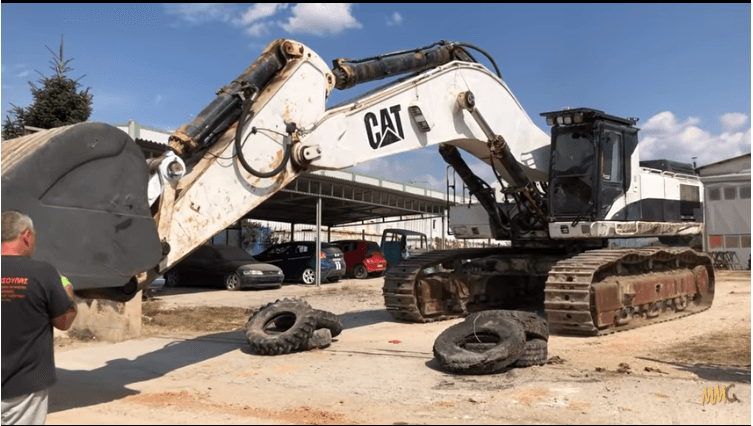 Smart way to load a HUGE Cat 375 excavator onto a trailer. Loading and ...