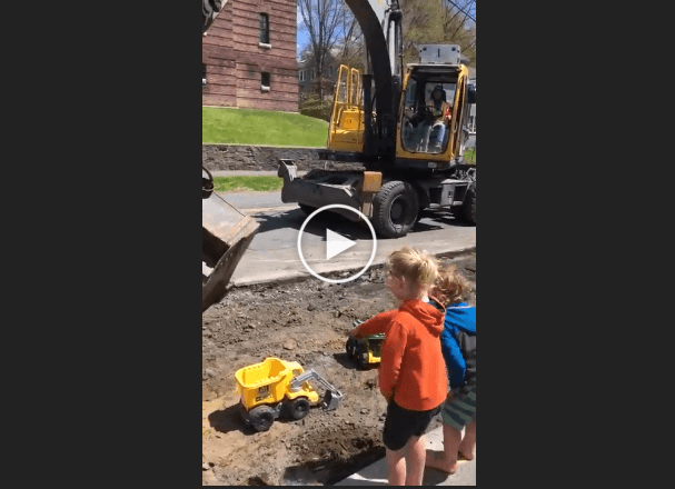 Backhoe operator makes children happy – Canvids