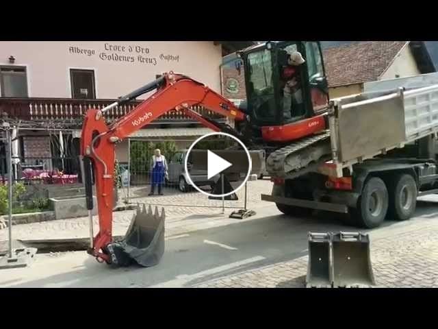 Unloading excavator in a different way (in Italy) – Canvids