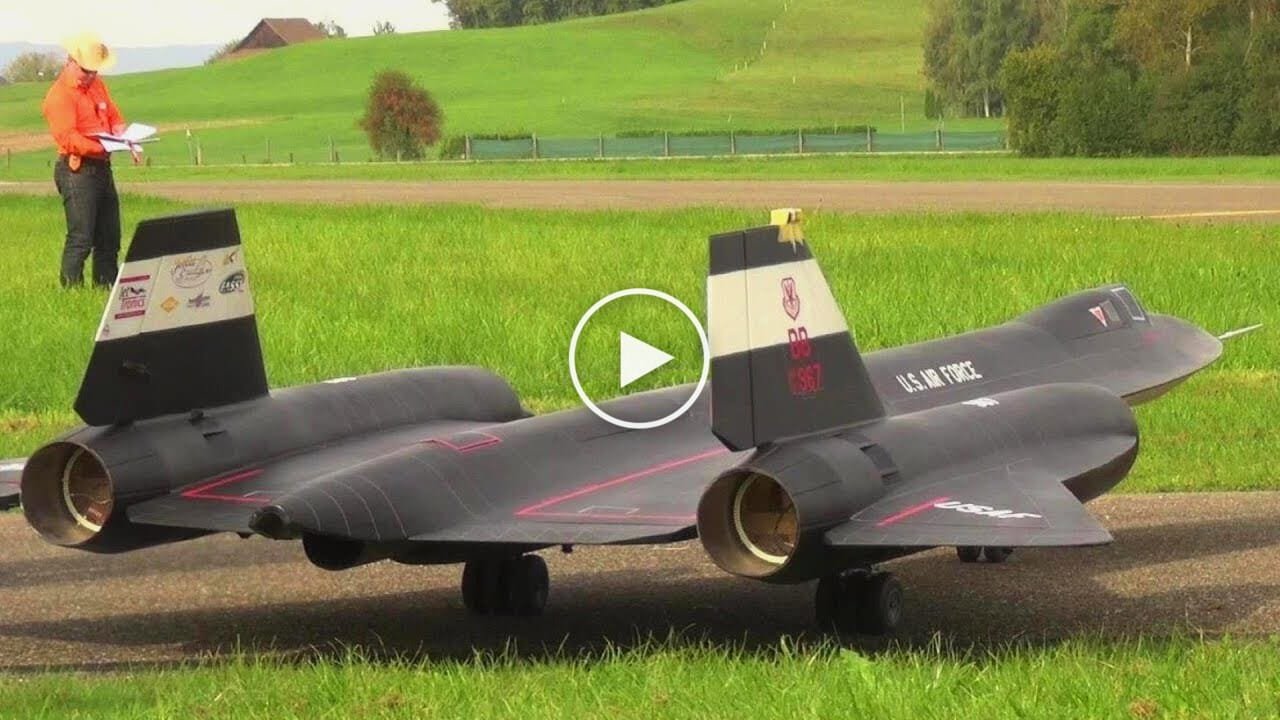 Giant RC model SR-71 “Blackbird” turbine jet with afterburn – Canvids