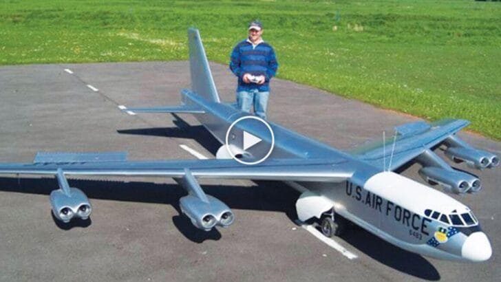 Giant RC model SR-71 “Blackbird” turbine jet with afterburn – Canvids